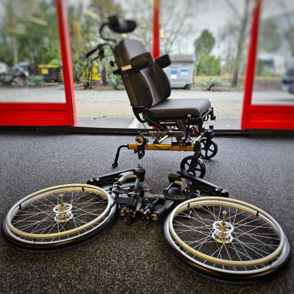 Invacare Rea Clematis Pro Pflege- & Multifunktionsrollstuhl | MC ...