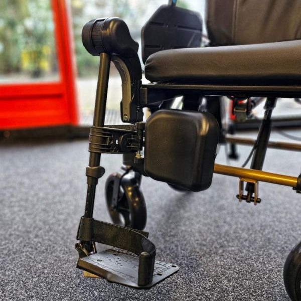 Invacare Rea Clematis Pro Pflege- & Multifunktionsrollstuhl | MC ...