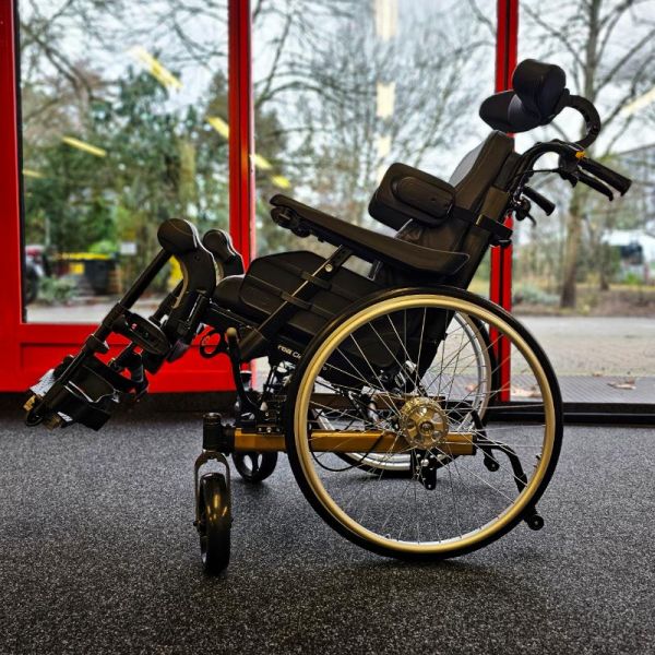 Invacare Rea Clematis Pro Pflege- & Multifunktionsrollstuhl | MC ...