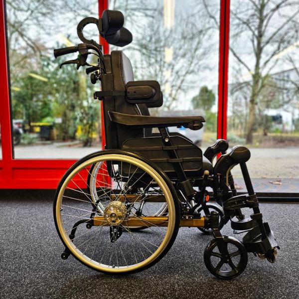 Invacare Rea Clematis Pro Pflege- & Multifunktionsrollstuhl | MC ...