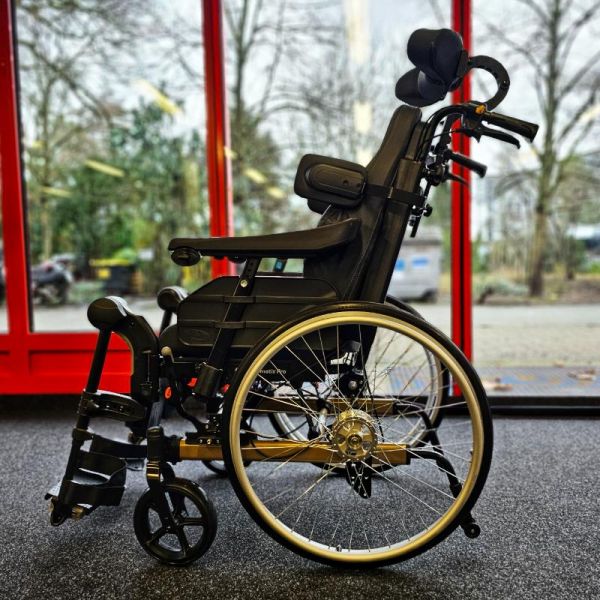 Invacare Rea Clematis Pro Pflege- & Multifunktionsrollstuhl | MC ...