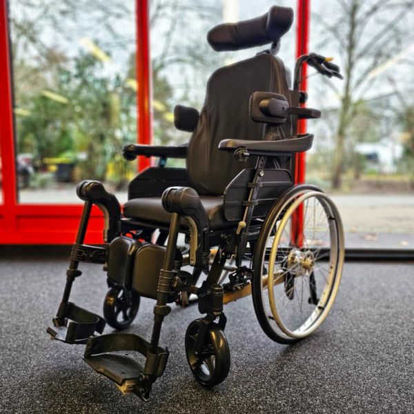 Invacare Rea Clematis Pro Pflege- & Multifunktionsrollstuhl | MC ...