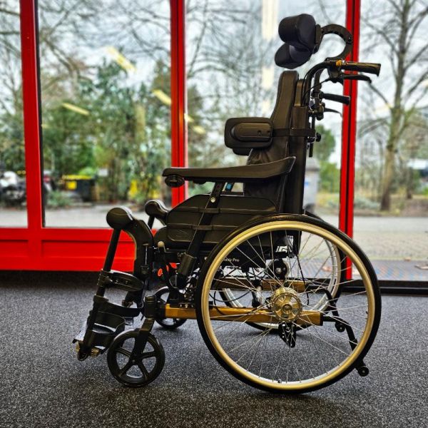 Invacare Rea Clematis Pro Pflege- & Multifunktionsrollstuhl | MC ...